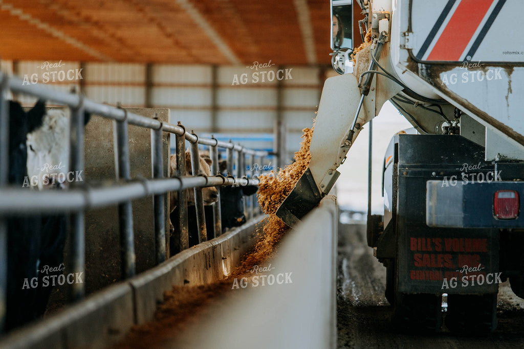 Feed Mixer Dispensing Feed 77210 – Real Ag Stock