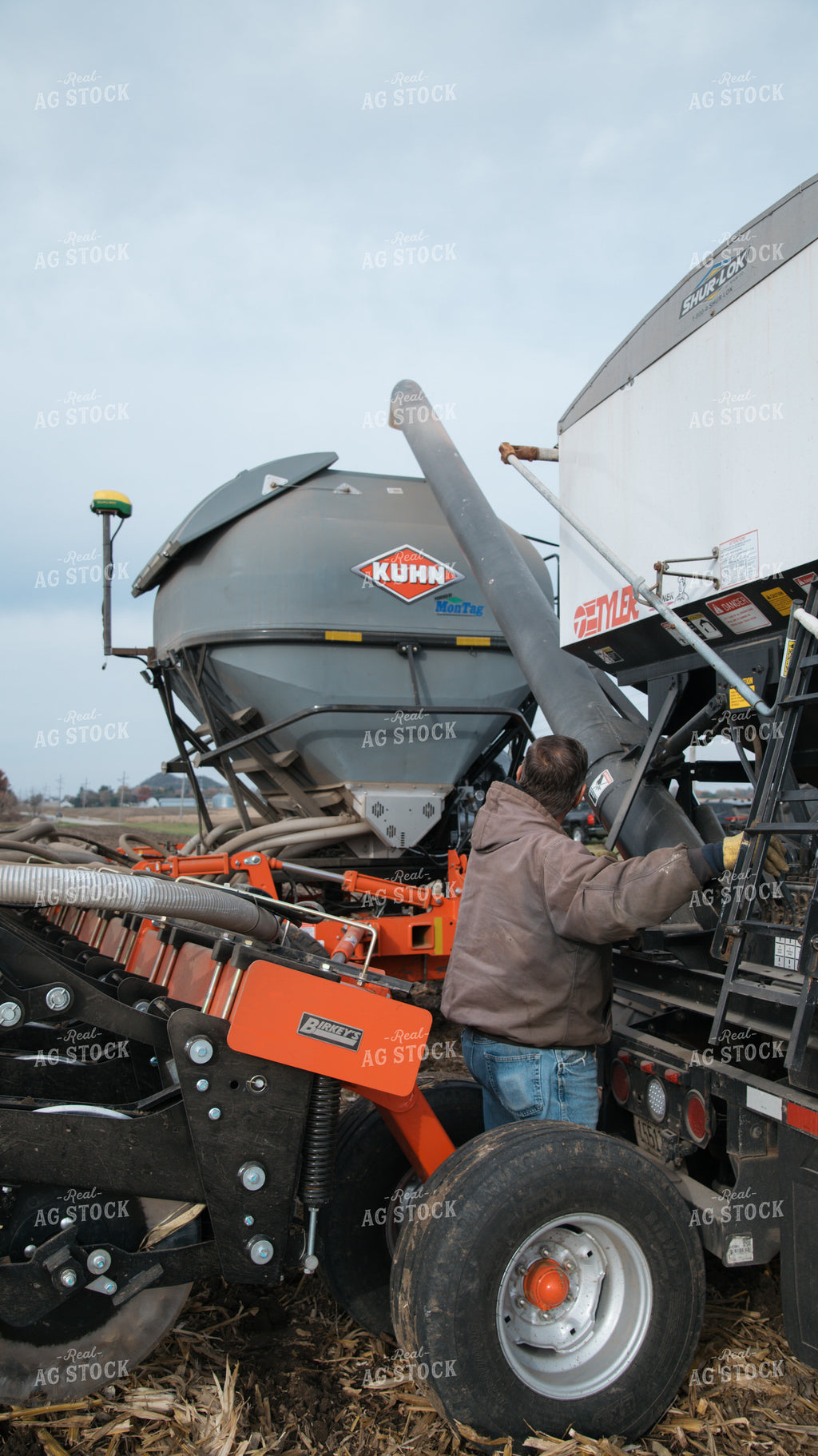 Loading Dry Fertilizer 26151 – Real Ag Stock